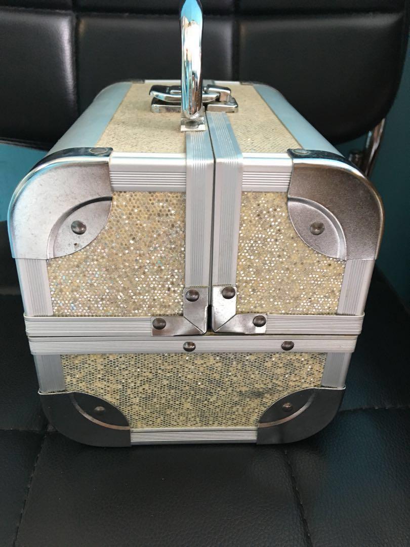 SUESH Makeup Layered Box with Key, Beauty & Personal Care, Face, Makeup ...