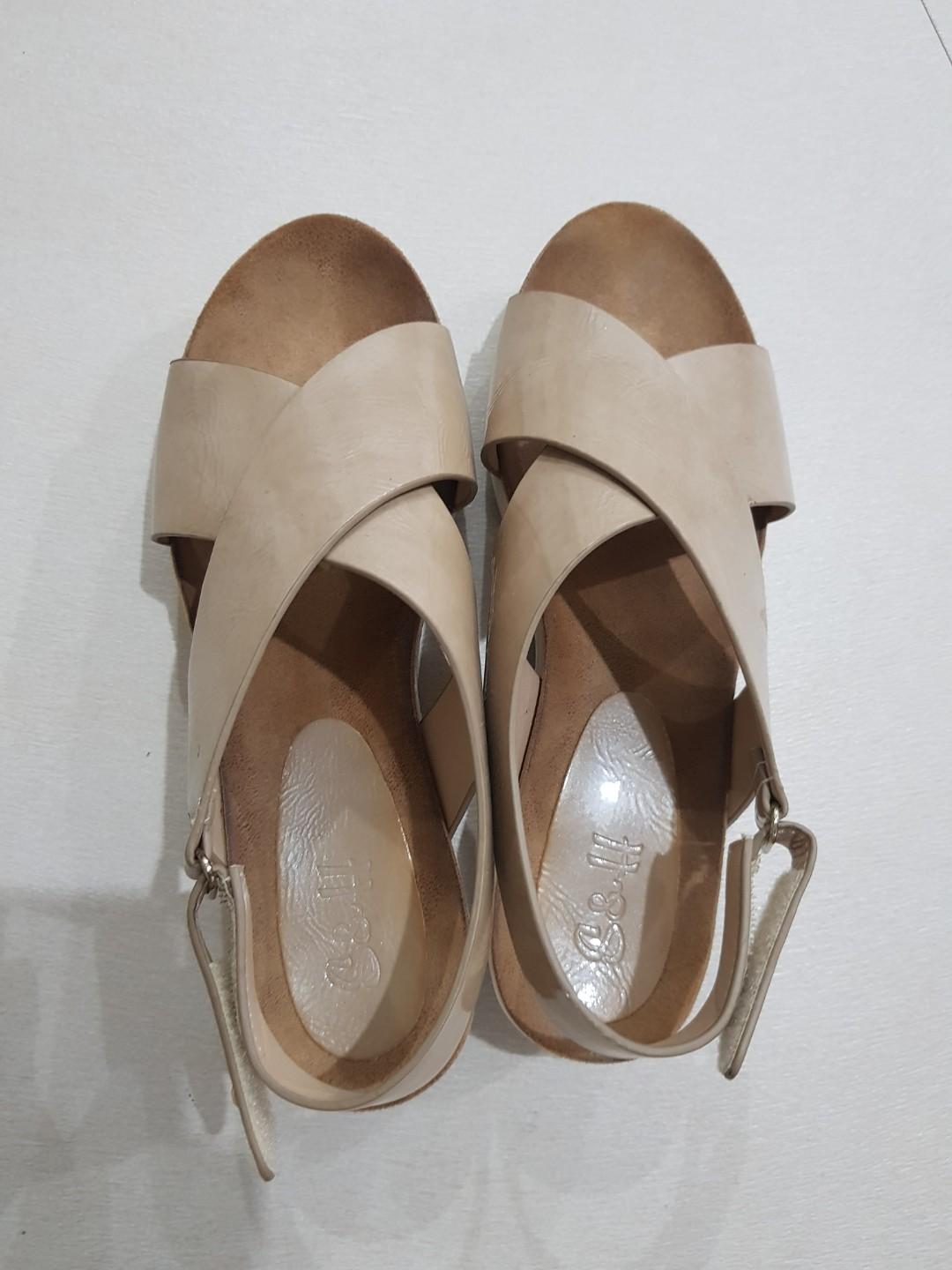 Crossover sandals, Women's Fashion, Footwear, Flats & Sandals on Carousell