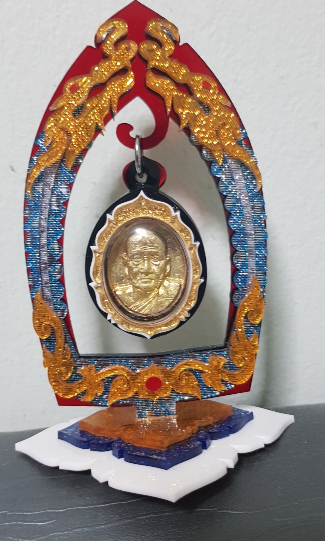 Amulet display stand, Hobbies & Toys, Memorabilia & Collectibles ...