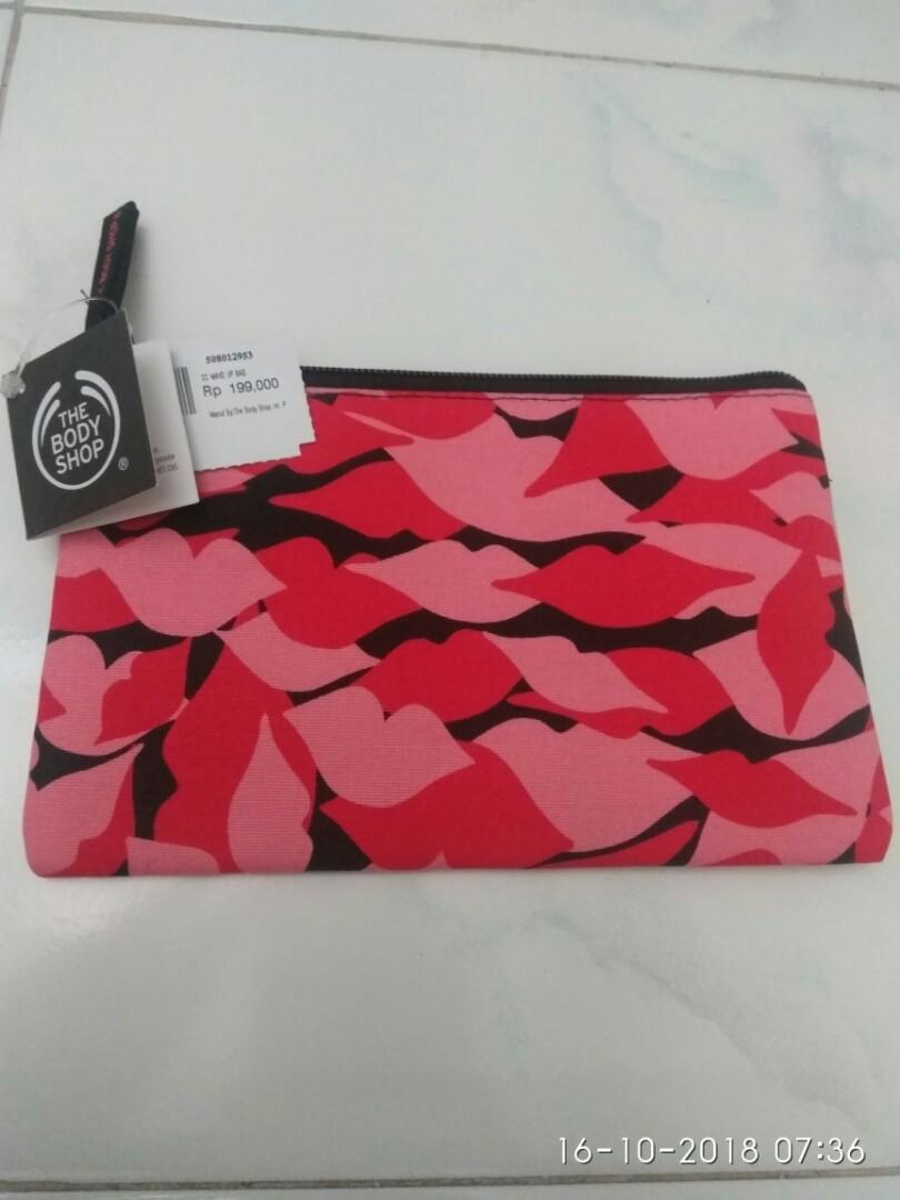 The body shop pouch, Buku & Alat Tulis, Alat Tulis di Carousell