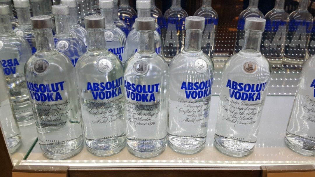 1 Litre Absolute Vodka (Sealed bought on 17/10), Food & Drinks ...
