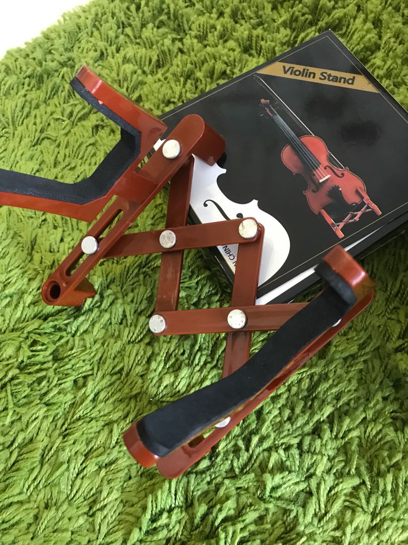 Violin stand, Hobbies & Toys, Music & Media, Music Accessories on Carousell
