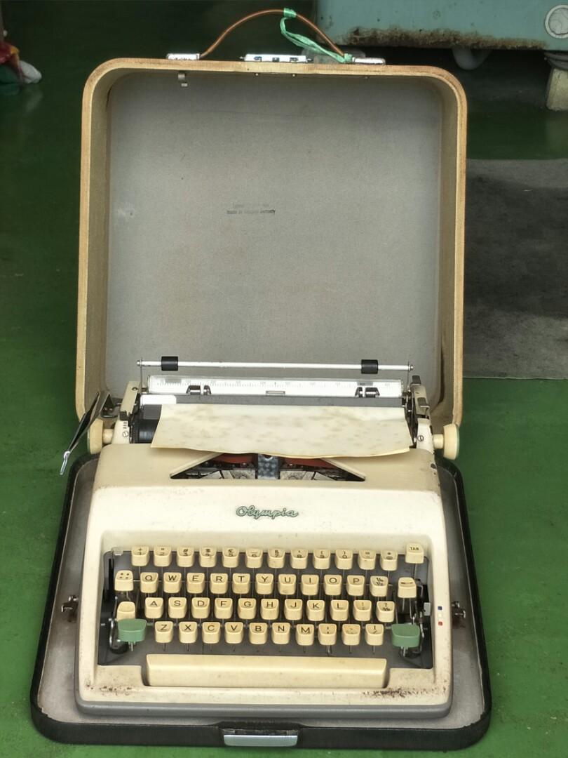 Olympia Typewriter, mesin taip Olympia, Hobbies & Toys, Collectibles ...