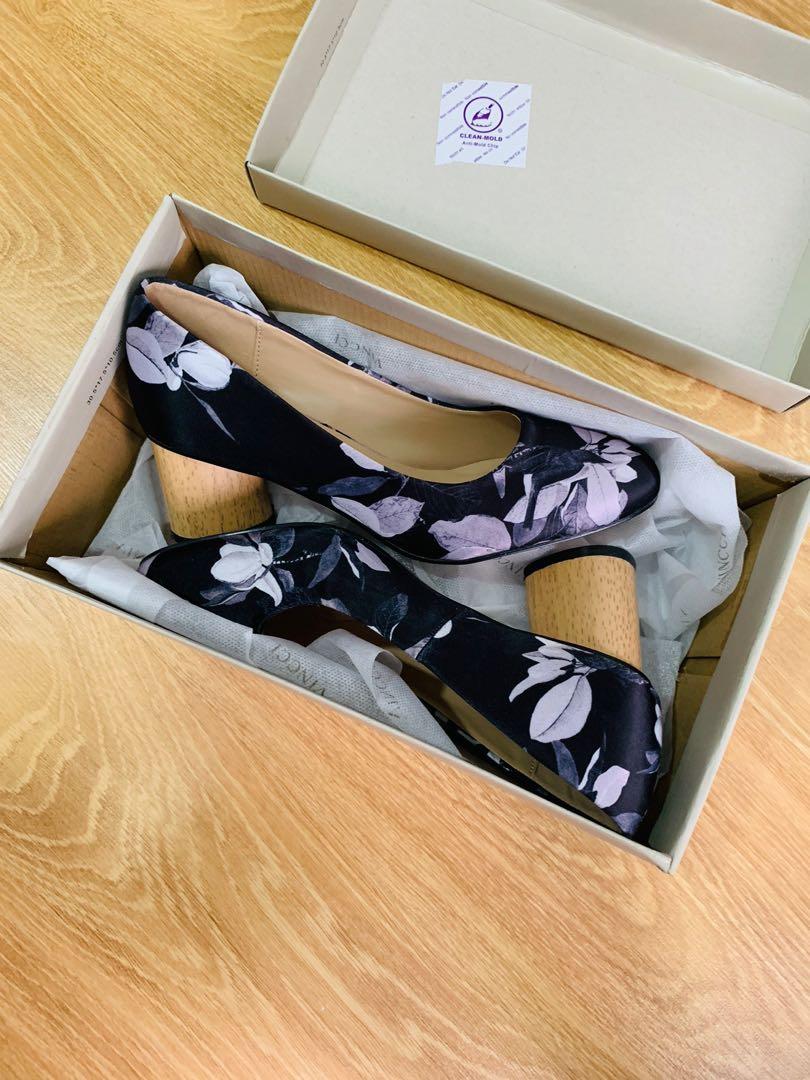 Vinci sandals, Women's Fashion, Footwear, Sandals on Carousell