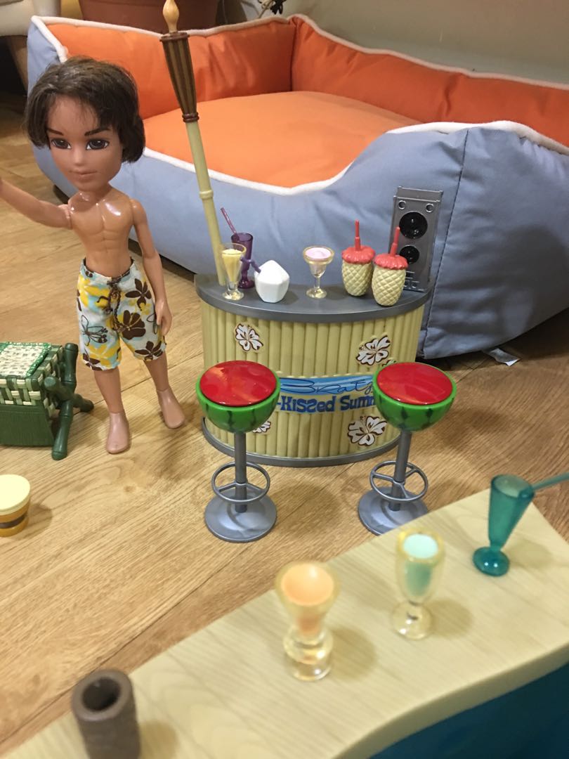 Pre-loved Bratz Pool Party Set, Hobbies & Toys, Toys & Games on Carousell