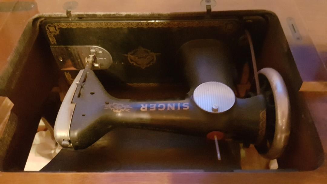 Antique Sewing Machine Table with SINGER sewing machine, Furniture ...