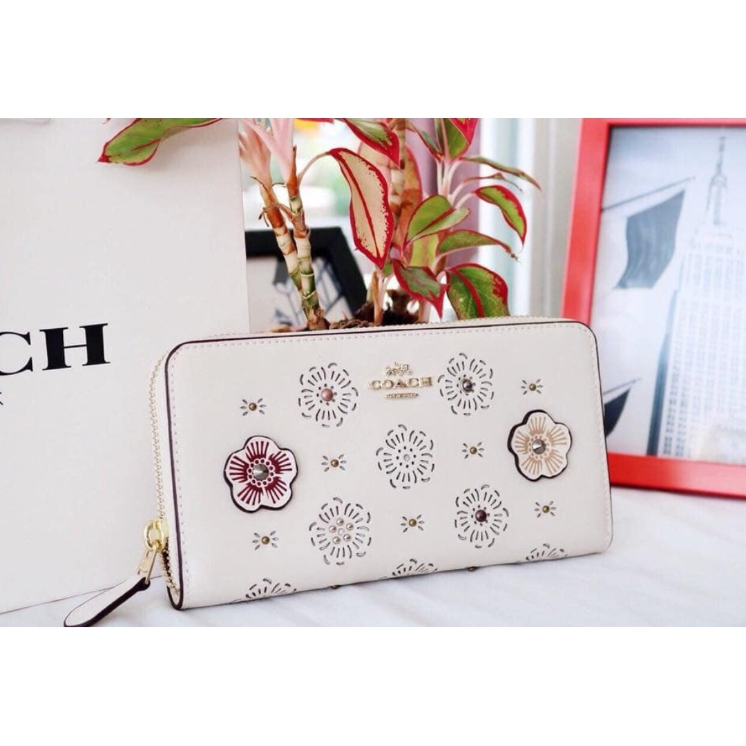 Authentic Coach Medium Zip Round Wallet with Cut Out Tea Rose - Chalk ...