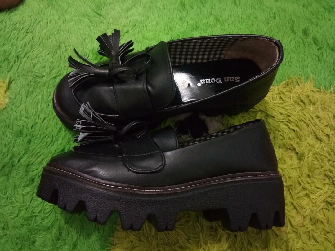 Tasel docmart, Fesyen Wanita, Sepatu di Carousell