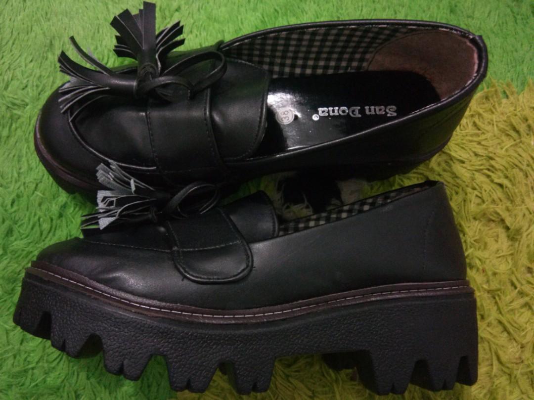 Tasel docmart, Fesyen Wanita, Sepatu di Carousell