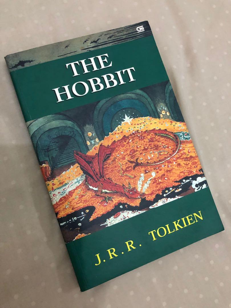 Buku the hobbit jrr tolkien original, Buku & Alat Tulis, Buku di Carousell