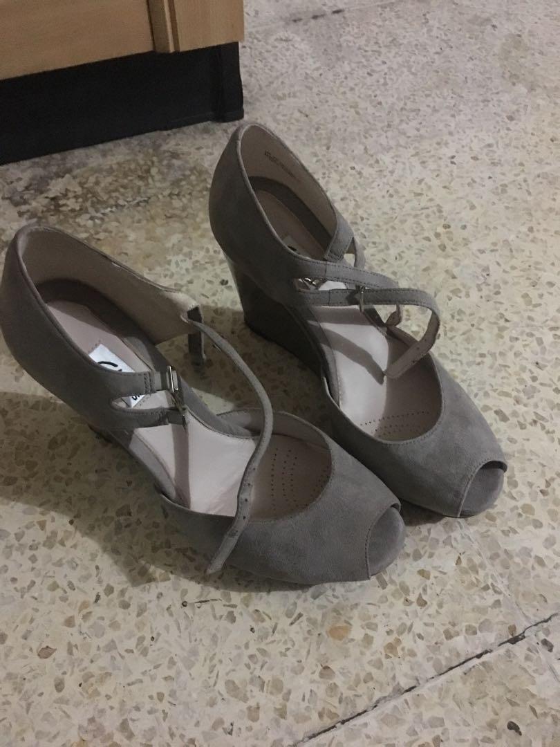 Sepatu clark ori, Fesyen Wanita, Sepatu di Carousell