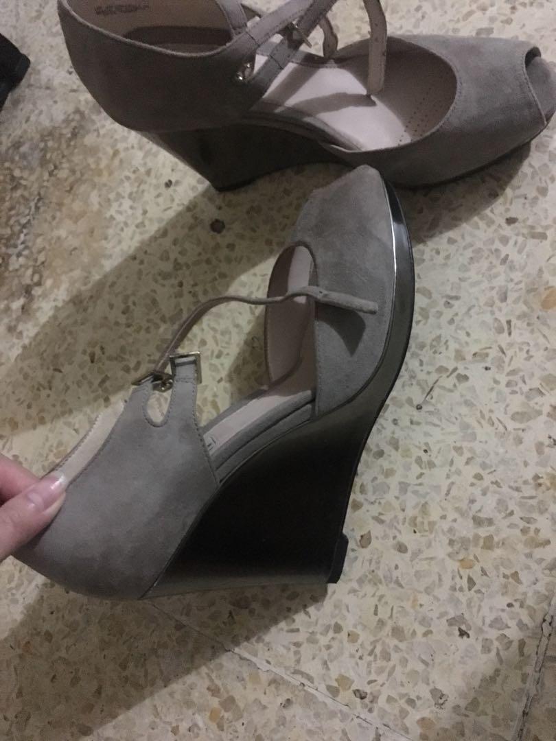 Sepatu clark ori, Fesyen Wanita, Sepatu di Carousell