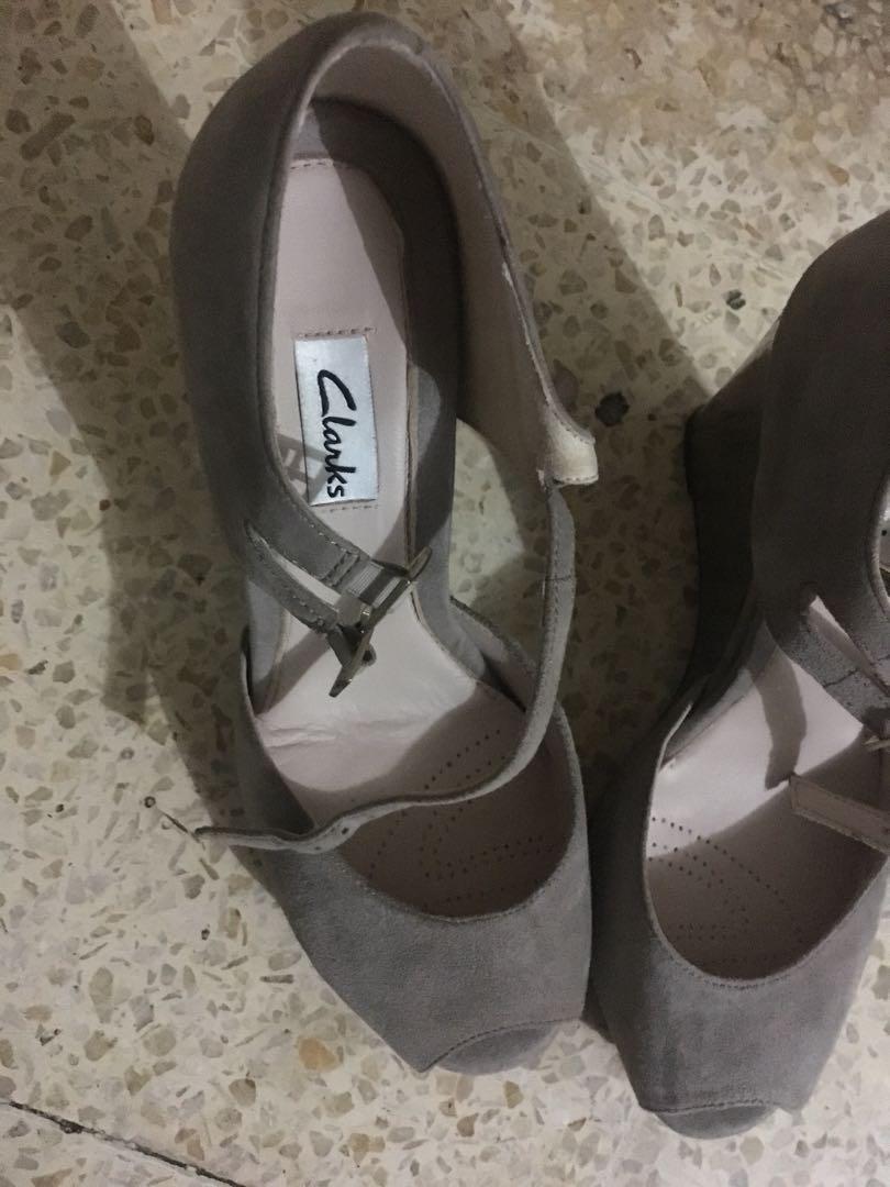 Sepatu clark ori, Fesyen Wanita, Sepatu di Carousell