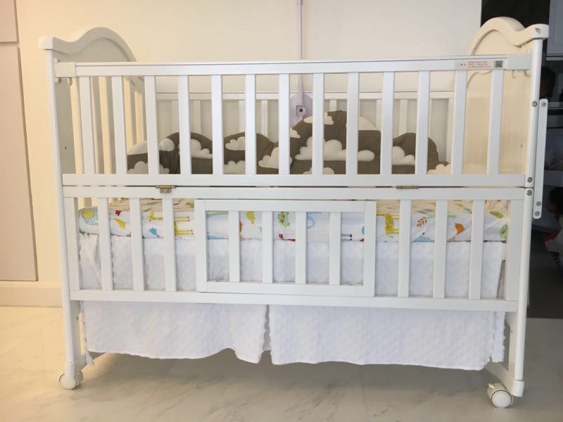 *FREE* Baby Cot White solid New Zealand pinewood - with some defects ...