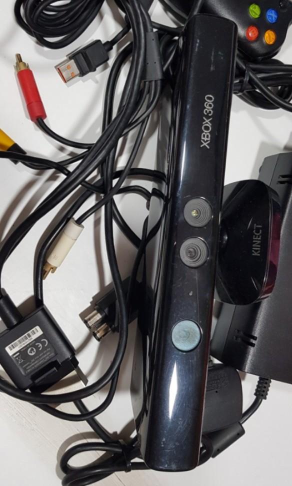 Xbox 360 Kinect sensor and composite AV cable, Video Gaming, Video Game ...