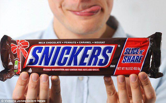Snickers XXL Slice 'n Share Christmas Bar - 16oz (US), Food & Drinks ...