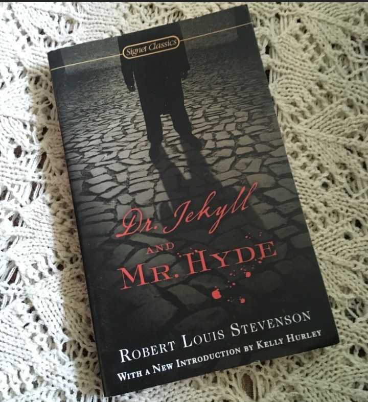 Dr. Jekyll And Mr. Hyde Classic Signet Book by Robert Louis Stevenson ...
