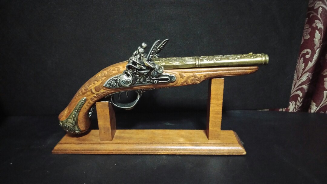 Double barrelled vintage gun pistol display figure caesars, Hobbies ...