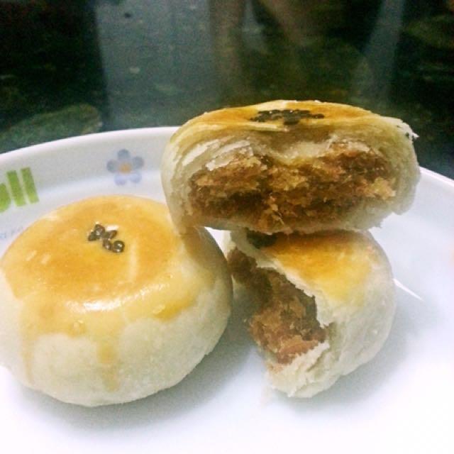 Fresh Made Meat Mooncake & Meat Floss Mooncake, Food & Drinks, Packaged ...