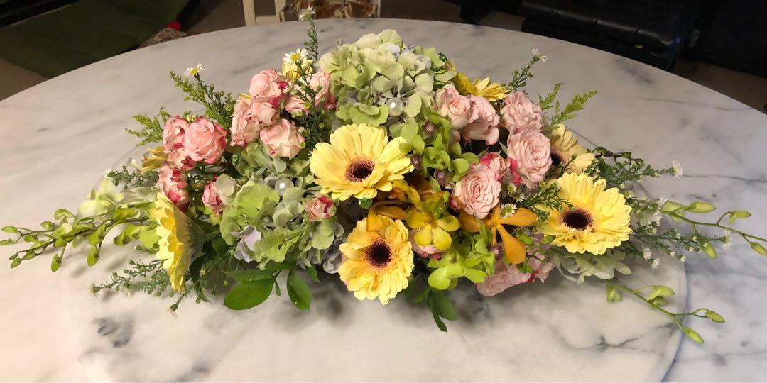 Fresh flower table arrangement, Hobbies & Toys, Stationery & Craft ...