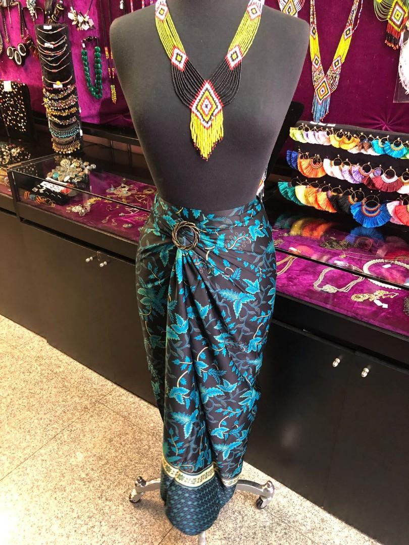SARONG wrap batik sarung kebaya with buckle, Women's Fashion, Muslimah ...