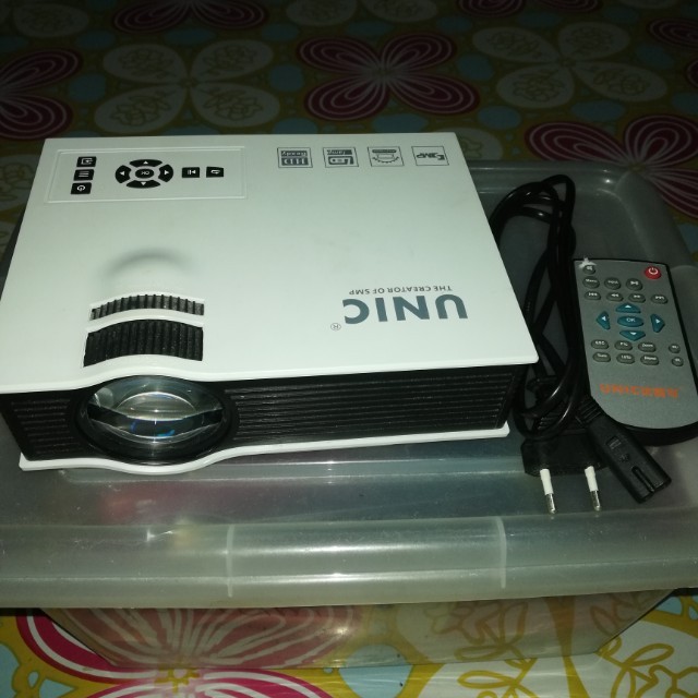 UNIC UC40 PROJECTOR, TV & Home Appliances, TV & Entertainment, Projectors on Carousell