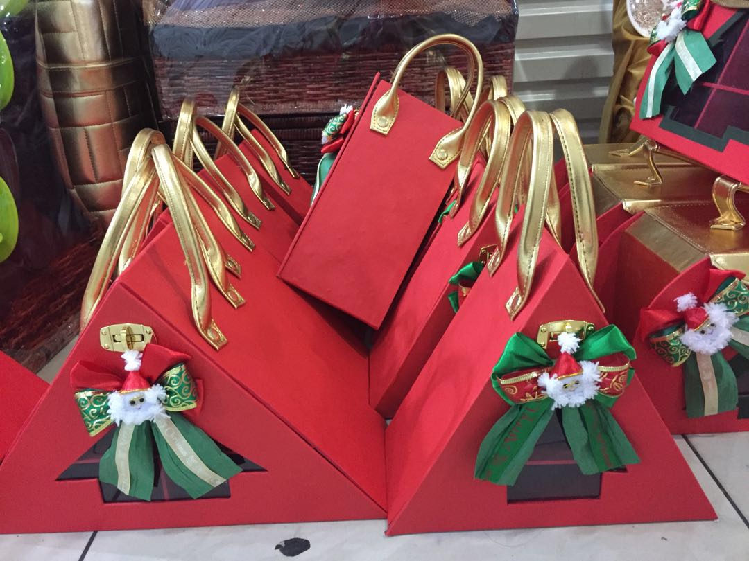 Box Parcel (Ukuran 3 Kue), Makanan & Minuman, Snek di Carousell