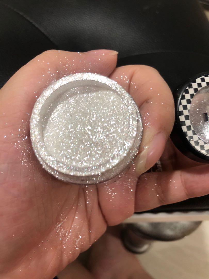 Pac glitter silver / putih, Kesehatan & Kecantikan, Rias Wajah di Carousell