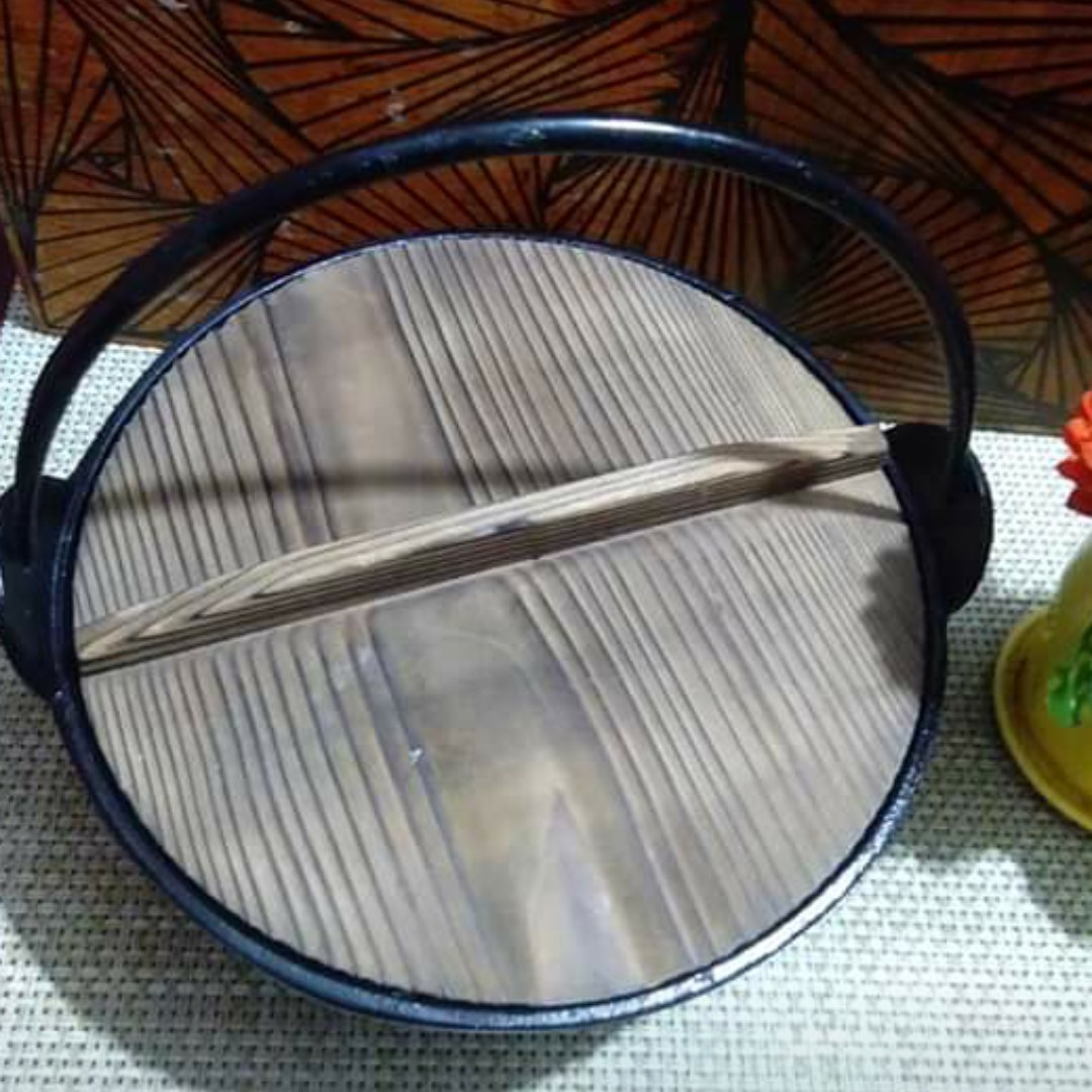 Vintage japanese cast iron cookware pot with wooden lid, Hobbies & Toys ...