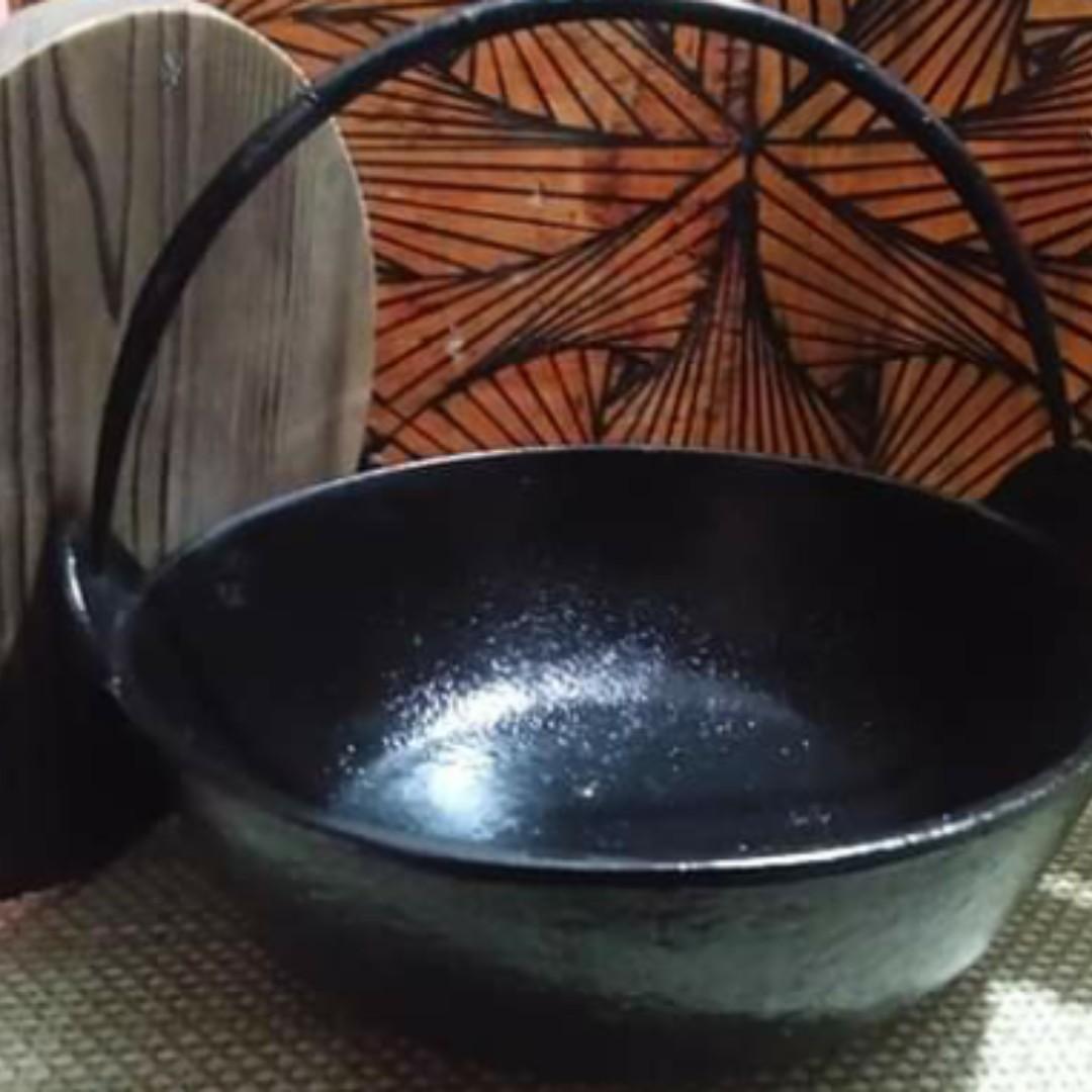 Vintage japanese cast iron cookware pot with wooden lid, Hobbies & Toys ...