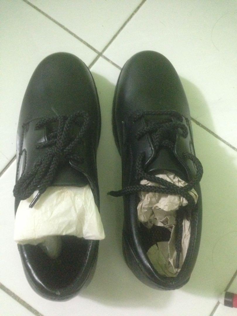 kasut hitam pvc, Men's Fashion, Footwear, Dress shoes on Carousell