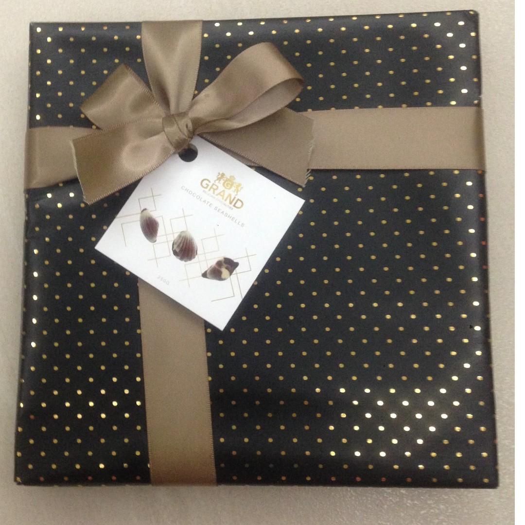 Grand Belgian Specialties Gift Box - Milk Chocolate Seashells 250g ...