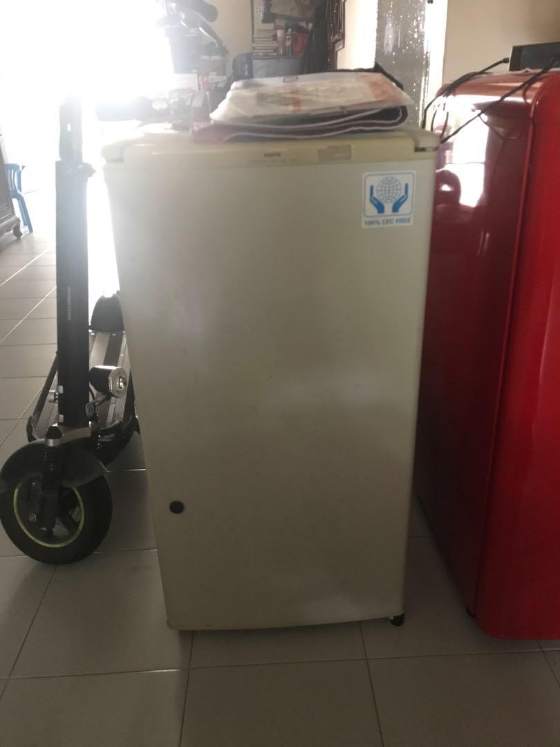 Sanyo mini fridge, TV & Home Appliances, Kitchen Appliances ...