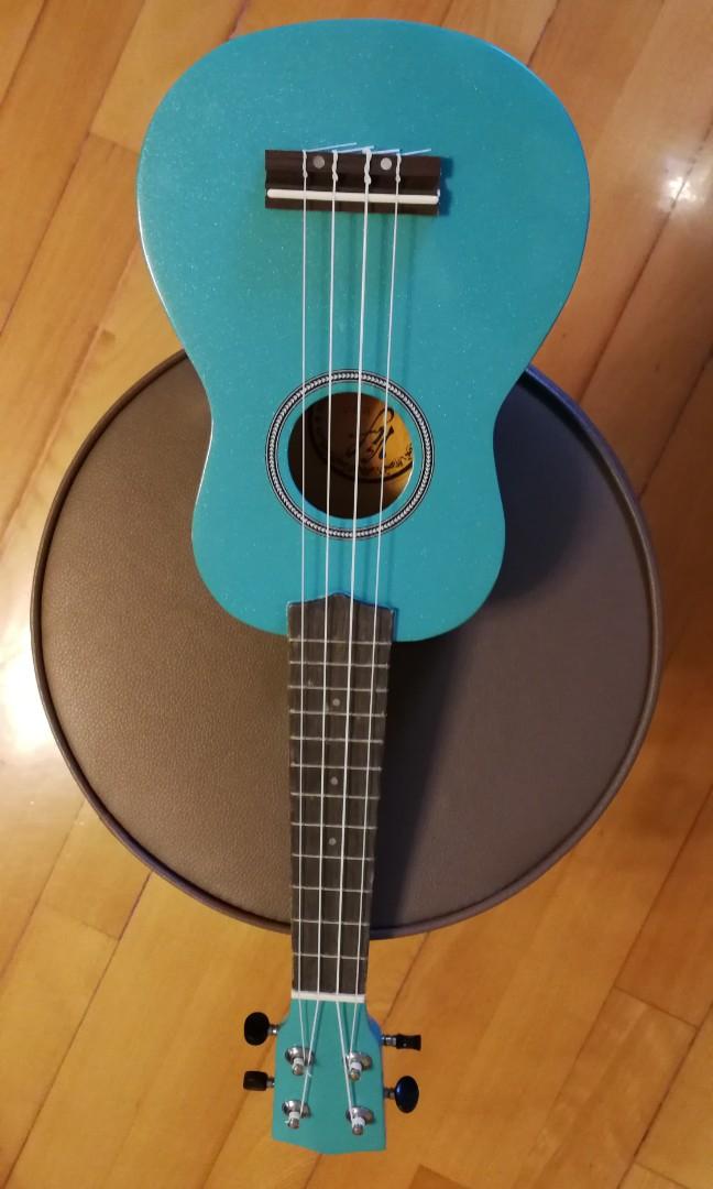 Ukulele (tiffany blue colour), 興趣及遊戲, 音樂樂器 & 配件, 樂器 - Carousell