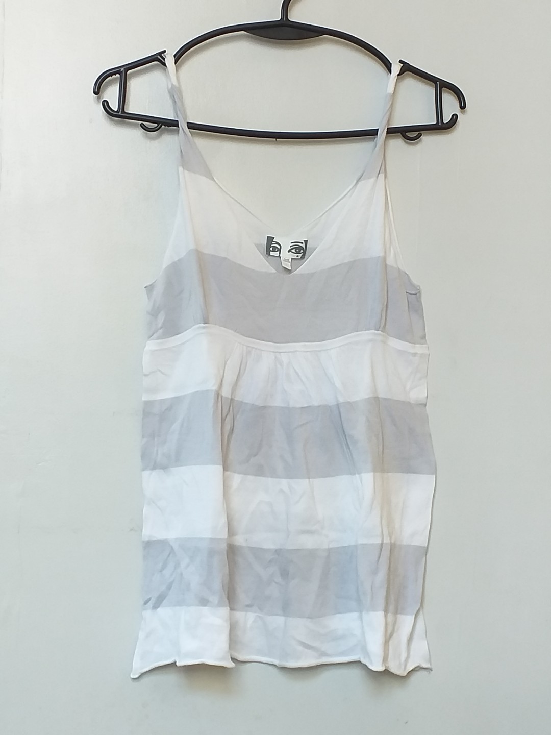 V-cut, Women's Fashion, Tops, Longsleeves on Carousell