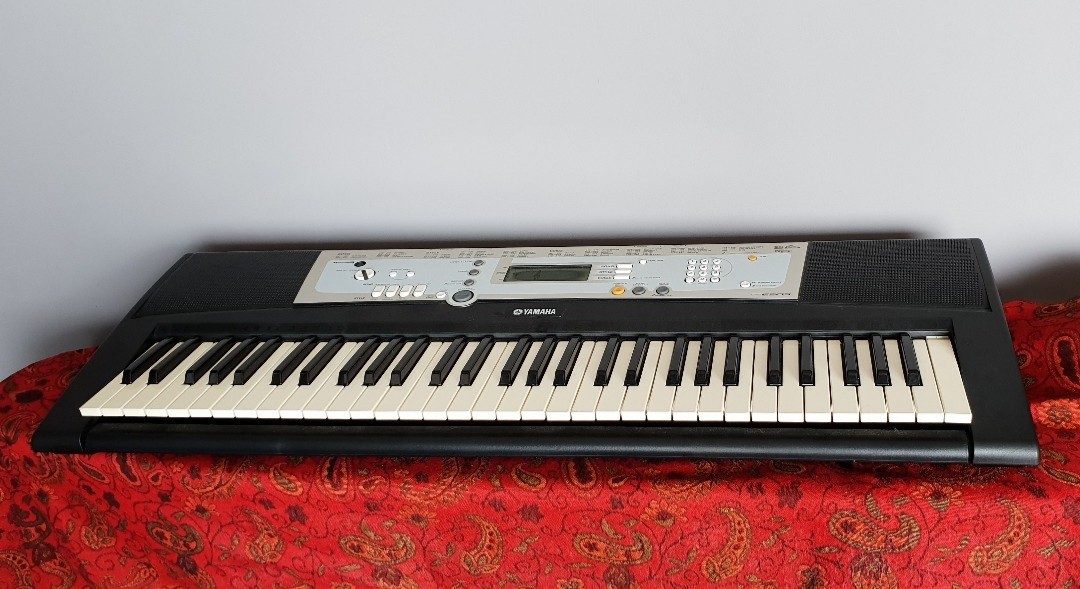 Yamaha PSR e203 keyboard, Music & Media, Music Instruments on Carousell