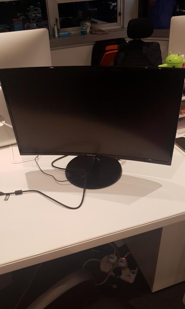 Samsung 27" Essential Curved Monitor CF390 with immersive viewing ...