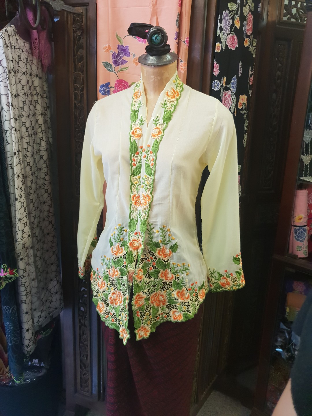 Peranakan Nonya kebaya (Other colours and patterns available too ...