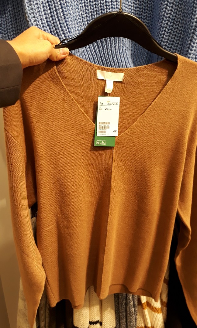 Cari model ini, Fesyen Wanita, Pakaian Wanita, Baju Luaran di Carousell