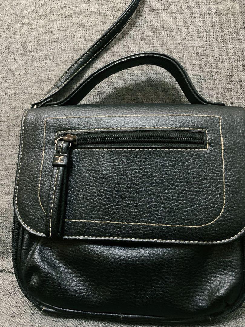 Buxton Morgan Kangaroo Sac Crossbody, Women's Fashion, Bags & Wallets ...