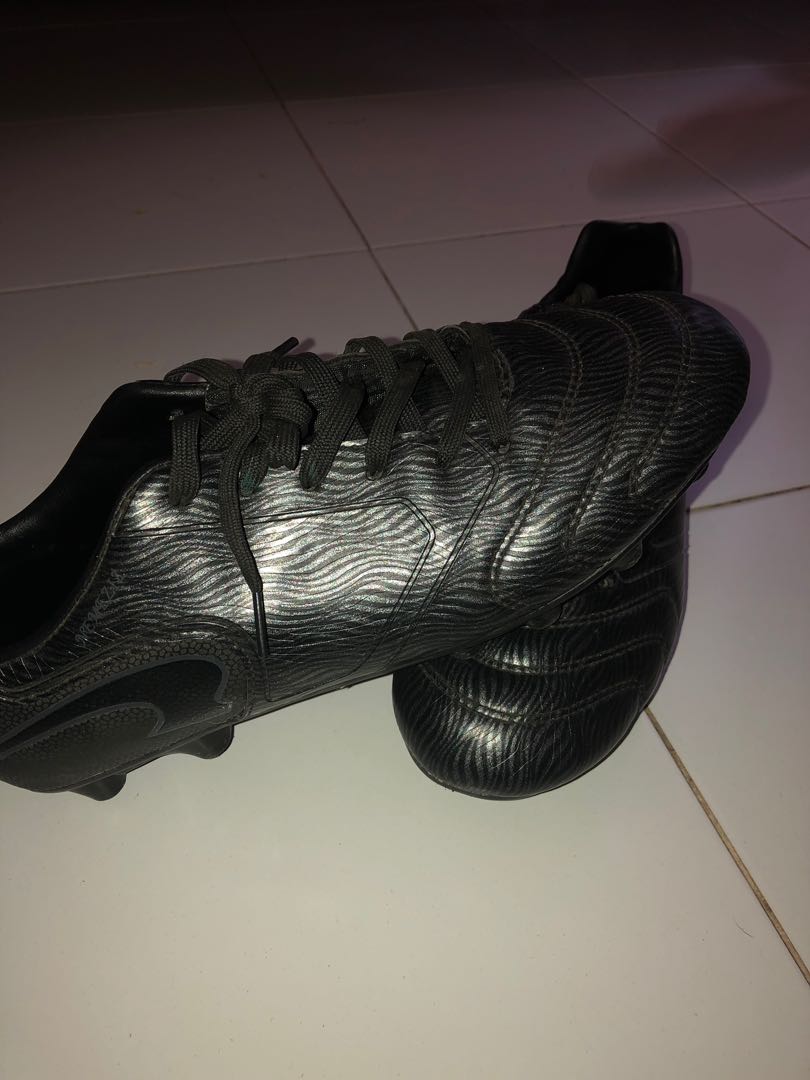 KRONOS Soccer boots, Men's Fashion, Footwear, Boots on Carousell