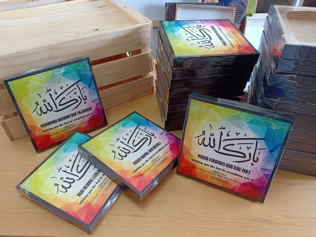 Frame Cenderahati, Furniture & Home Living, Home Decor, Frames ...