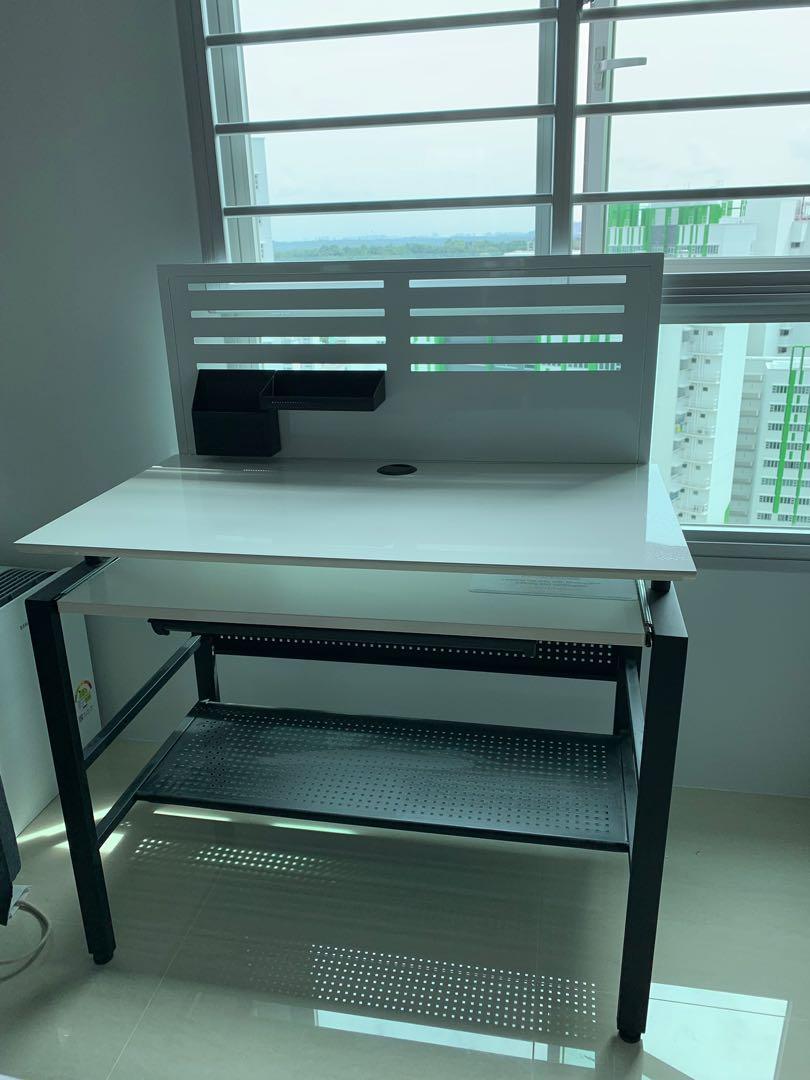 V.hile computer desk, Furniture & Home Living, Furniture, Tables & Sets ...