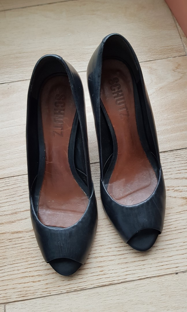 Sepatu hak hitam Schutz, Fesyen Wanita, Sepatu di Carousell