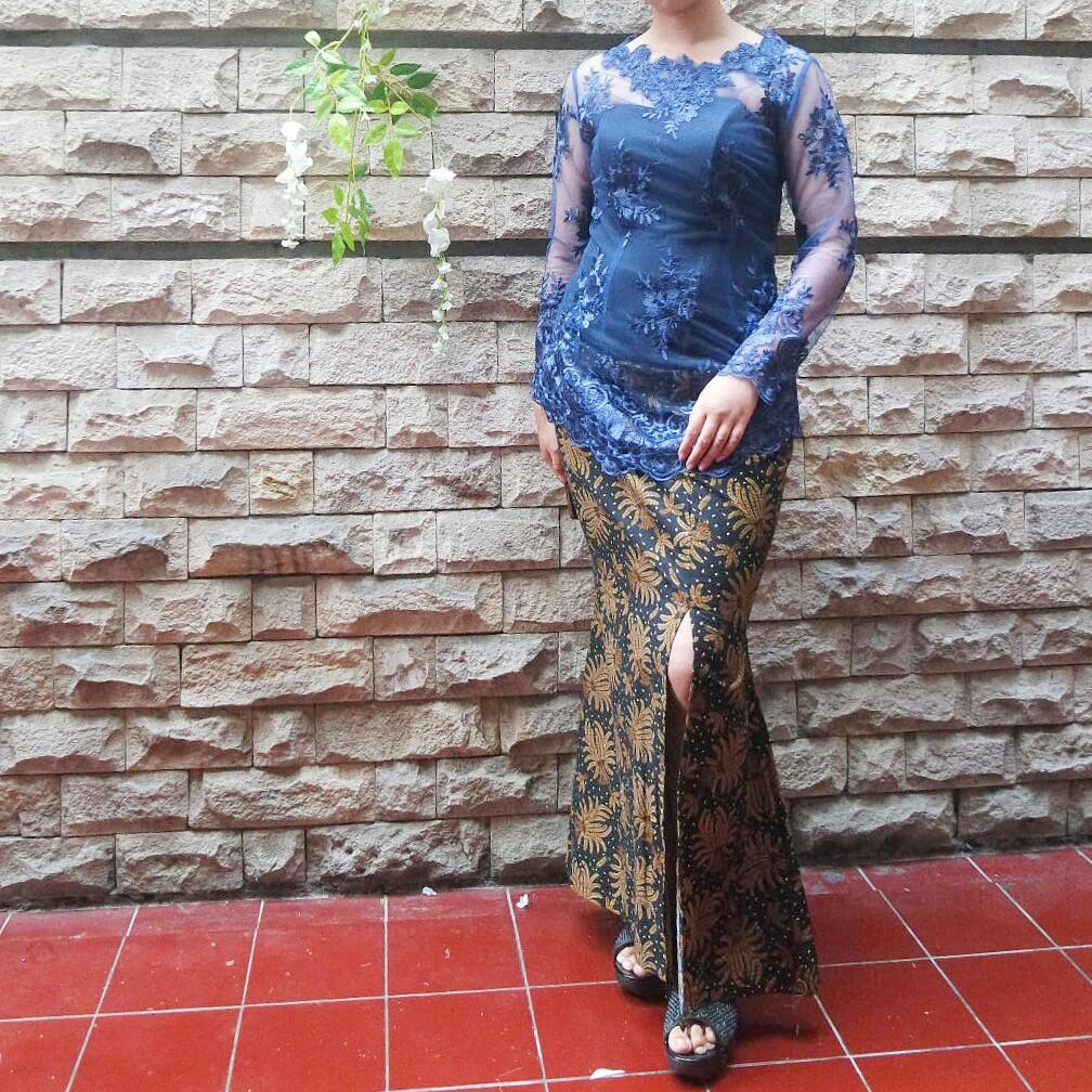 Navy kebaya wisuda + rok mermaid batik, Fesyen Wanita, Pakaian Wanita ...