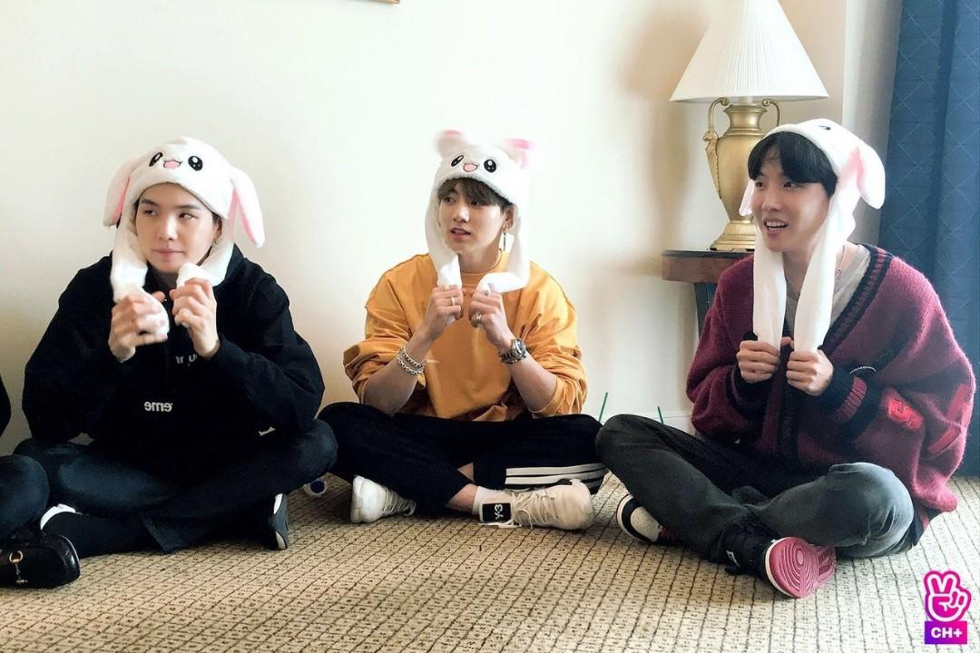 (PO) Run BTS Moving Rabbit Ears Hat, Hobbies & Toys, Memorabilia ...