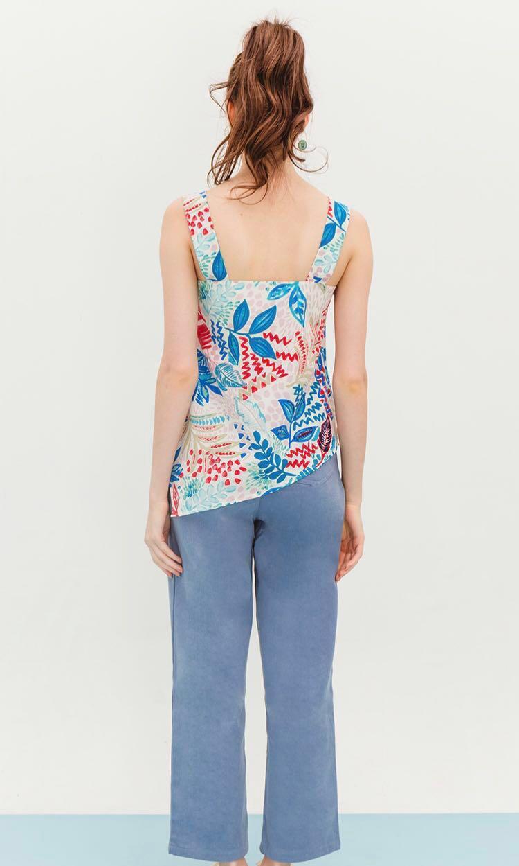 BNWT CNY TOP MODPARADE - Leigh Top Botanics, Women's Fashion, Tops ...
