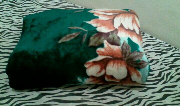 Selimut Tebal, Perabotan Rumah di Carousell