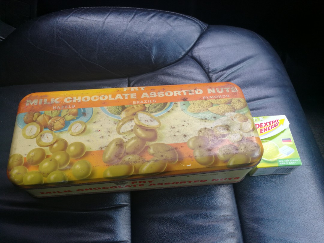 Vintage Fry milk chocolate assorted nuts, 傢俬＆家居, 廚具和餐具, 食物整理及儲存 - Carousell
