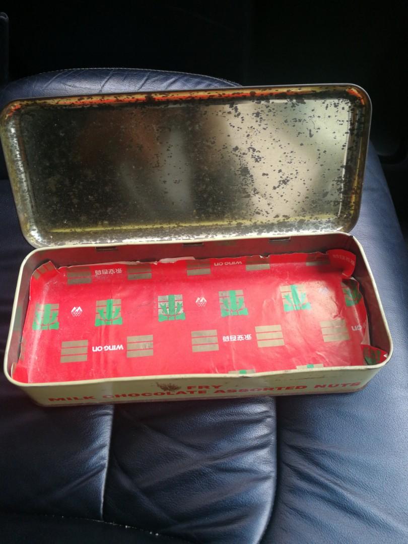 Vintage Fry milk chocolate assorted nuts, 傢俬＆家居, 廚具和餐具, 食物整理及儲存 - Carousell